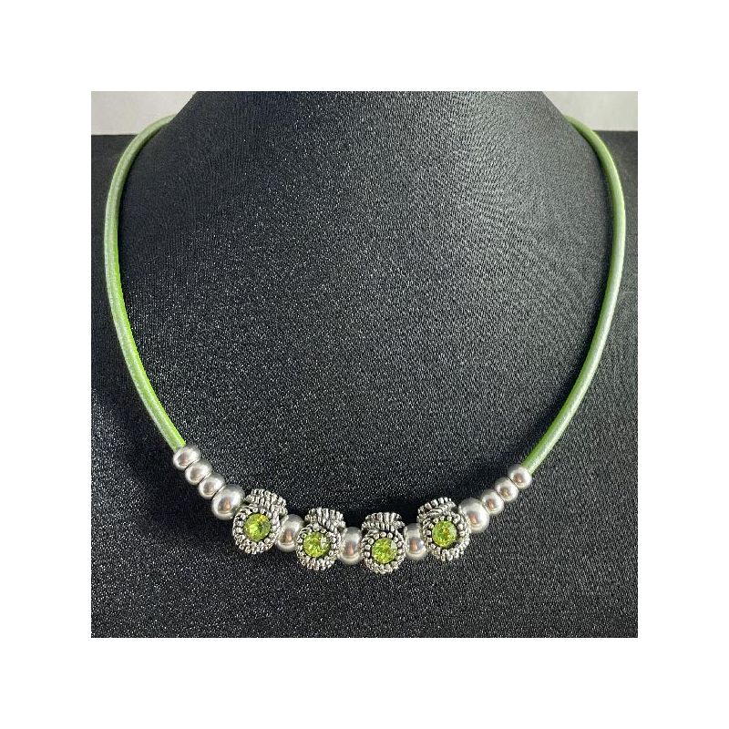 Kit collier cuir vert anis metal avec perles argent et vertes - DIY ...